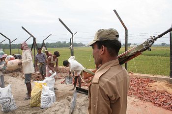 India: Fencing the Porous Bangladesh Border - Worldpress.org